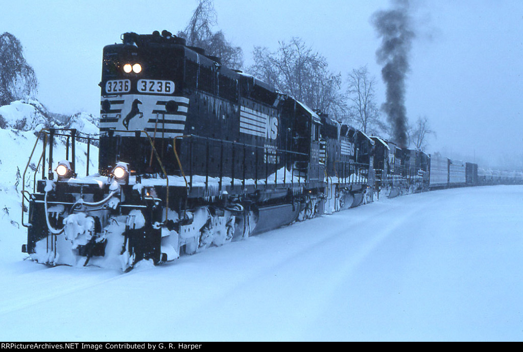 NS 3236 and another yard job unit bring a rescued NS train 341 back to Lynchburg